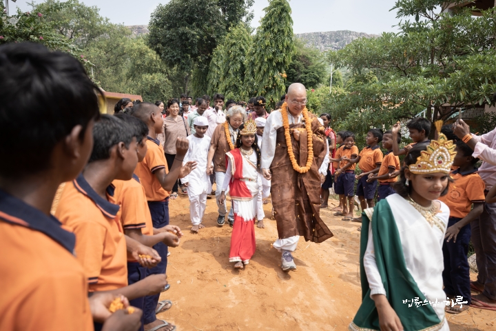 Venerable Pomnyun Sunim visits Sujata Academy, India September 2022 ...